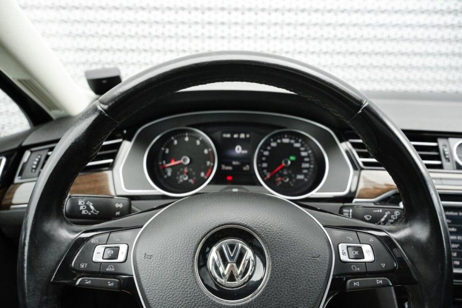 Grey Volkswagen Passat 2016 in Marupe, with an engine capacity of 2.00 L and mileage of 273 thousand km for 12100 €, photo 14 on AUTOMOTO.COM.LV