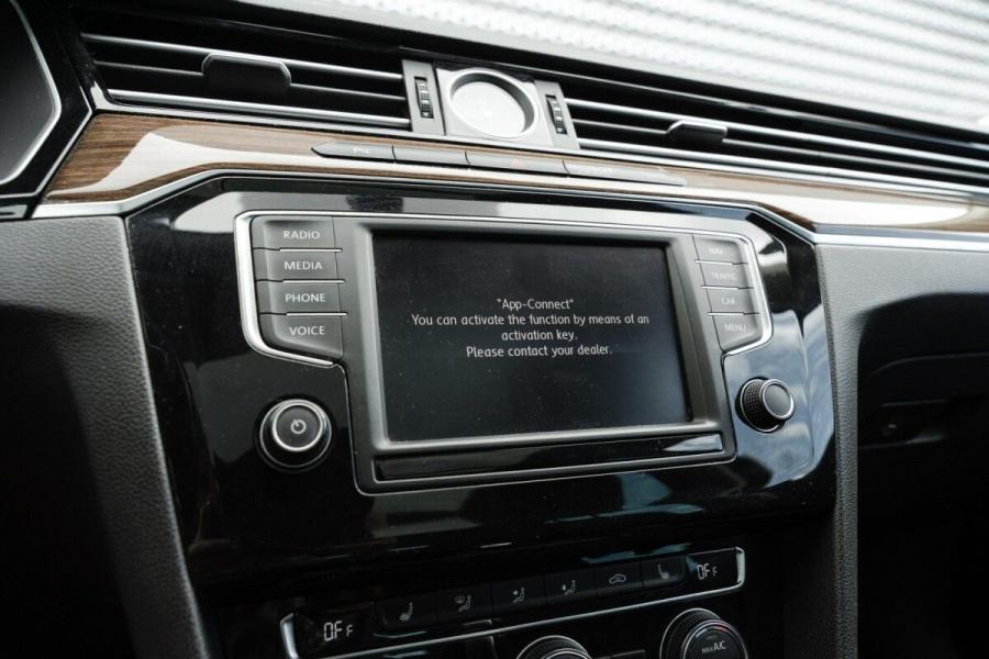 Grey Volkswagen Passat 2016 in Marupe, with an engine capacity of 2.00 L and mileage of 273 thousand km for 12100 €, photo 18 on AUTOMOTO.COM.LV