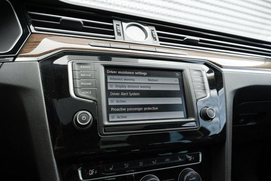Grey Volkswagen Passat 2016 in Marupe, with an engine capacity of 2.00 L and mileage of 273 thousand km for 12100 €, photo 20 on AUTOMOTO.COM.LV