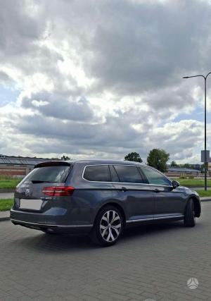 Grey Volkswagen Passat 2016 in Kaunas, with an engine capacity of 1.97 L and mileage of 270 thousand km for 11200 €, photo 3 on AUTOMOTO.COM.LV