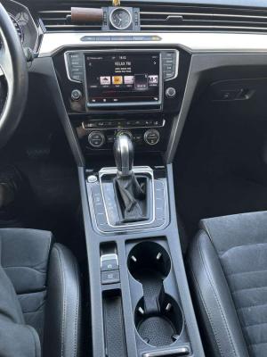 Grey Volkswagen Passat 2016 in Siauliai, with an engine capacity of 1.60 L and mileage of 337 thousand km for 7900 €, photo 12 on AUTOMOTO.COM.LV