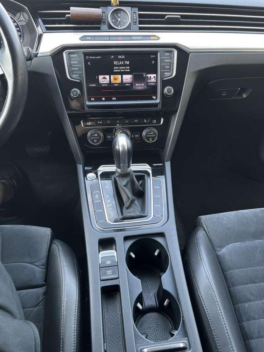 Grey Volkswagen Passat 2016 in Siauliai, with an engine capacity of 1.60 L and mileage of 337 thousand km for 7900 €, photo 12 on AUTOMOTO.COM.LV