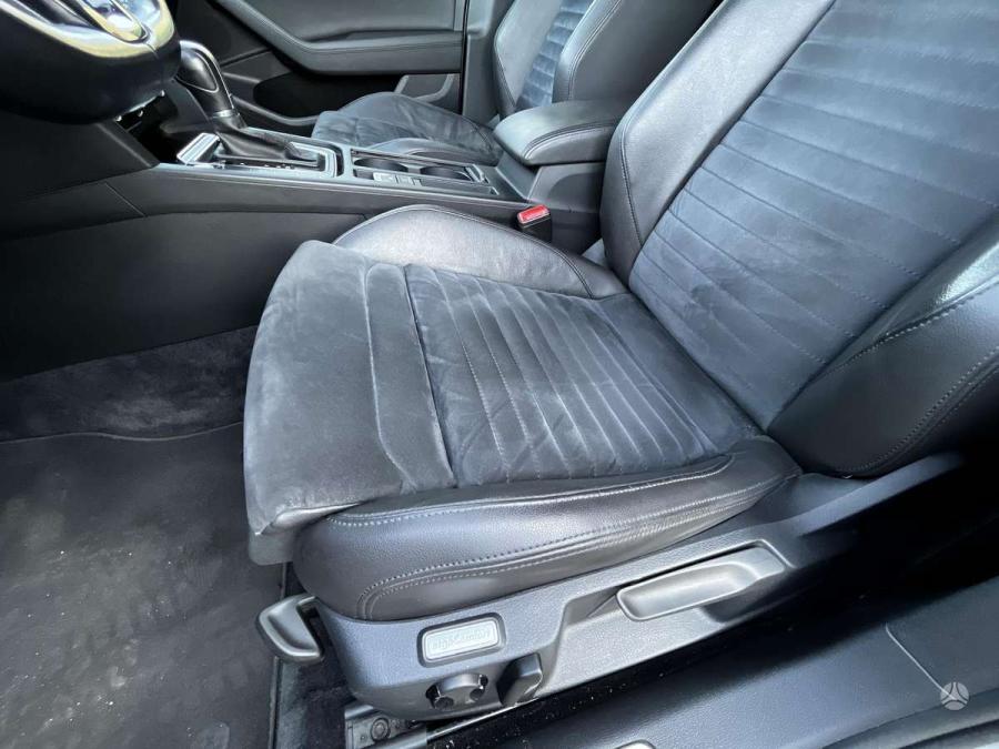 Grey Volkswagen Passat 2016 in Siauliai, with an engine capacity of 1.60 L and mileage of 337 thousand km for 7900 €, photo 16 on AUTOMOTO.COM.LV