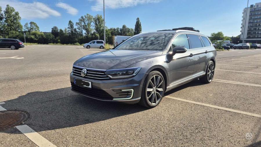 Pelēks Volkswagen Passat 2016 Viļņa, ar dzinēja tilpumu 1.40 L un nobraukumu 241 tūkst. km par 13000 €, foto 1 vietnē AUTOMOTO.COM.LV
