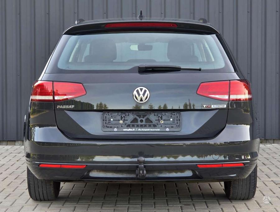 Grey Volkswagen Passat 2016 in Kaunas, with an engine capacity of 1.60 L and mileage of 300 thousand km for 8250 €, photo 6 on AUTOMOTO.COM.LV