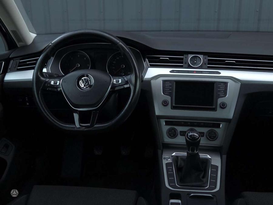 Grey Volkswagen Passat 2016 in Kaunas, with an engine capacity of 1.60 L and mileage of 300 thousand km for 8250 €, photo 14 on AUTOMOTO.COM.LV