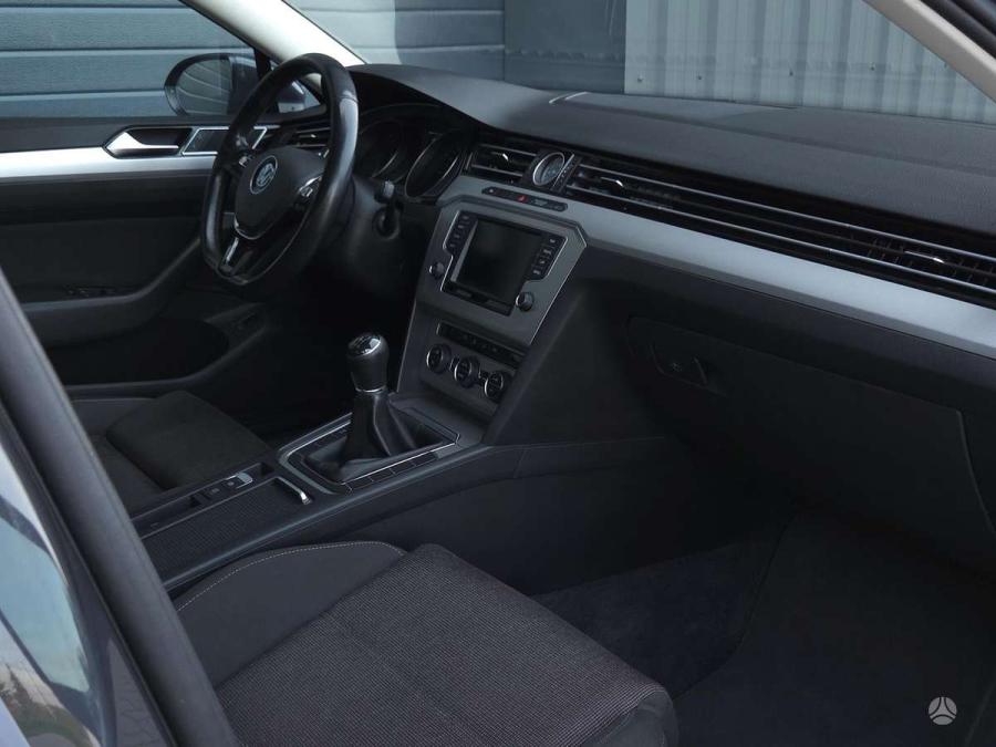 Grey Volkswagen Passat 2016 in Kaunas, with an engine capacity of 1.60 L and mileage of 300 thousand km for 8250 €, photo 16 on AUTOMOTO.COM.LV