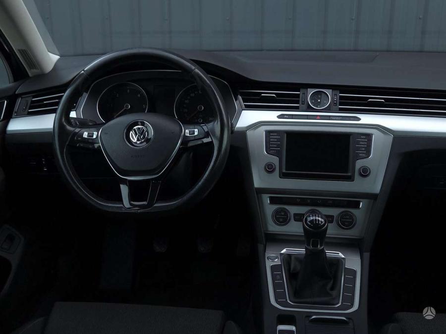 Grey Volkswagen Passat 2016 in Kaunas, with an engine capacity of 1.60 L and mileage of 300 thousand km for 8250 €, photo 18 on AUTOMOTO.COM.LV