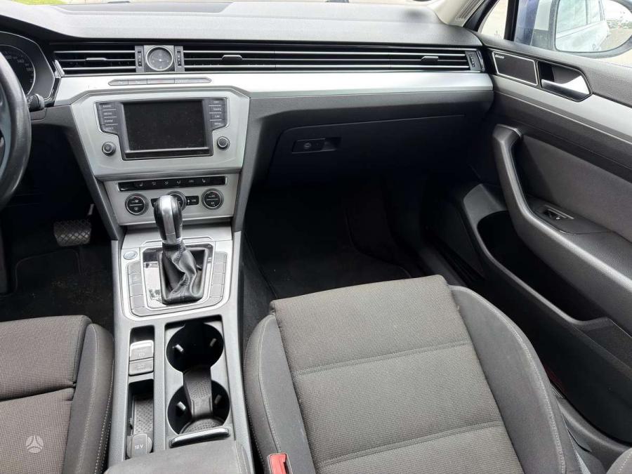 Grey Volkswagen Passat 2016 in Panevezys, with an engine capacity of 1.97 L and mileage of 261 thousand km for 8650 €, photo 17 on AUTOMOTO.COM.LV