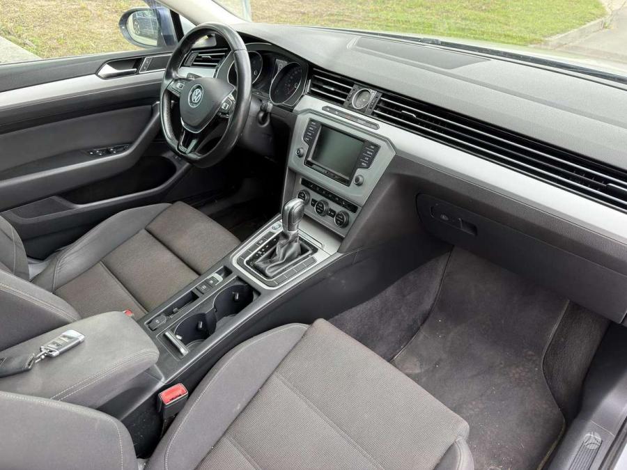 Grey Volkswagen Passat 2016 in Panevezys, with an engine capacity of 1.97 L and mileage of 261 thousand km for 8650 €, photo 18 on AUTOMOTO.COM.LV