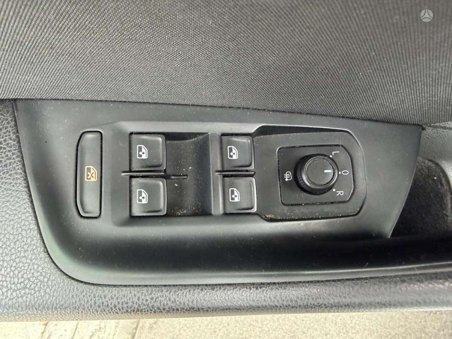Grey Volkswagen Passat 2016 in Panevezys, with an engine capacity of 1.97 L and mileage of 261 thousand km for 8650 €, photo 32 on AUTOMOTO.COM.LV
