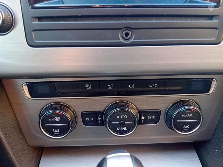 Grey Volkswagen Passat 2016 in Vilnius, with an engine capacity of 1.40 L and mileage of 186 thousand km for 8700 €, photo 12 on AUTOMOTO.COM.LV