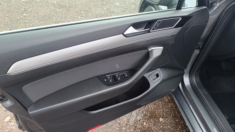 Pelēks Volkswagen Passat 2016 Alīta, ar dzinēja tilpumu 1.40 L un nobraukumu 295 tūkst. km par 7999 €, foto 14 vietnē AUTOMOTO.COM.LV
