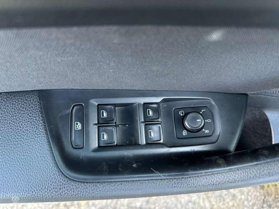 Grey Volkswagen Passat 2016 in Rokiskis, with an engine capacity of 1.60 L and mileage of 240 thousand km for 6550 €, photo 13 on AUTOMOTO.COM.LV