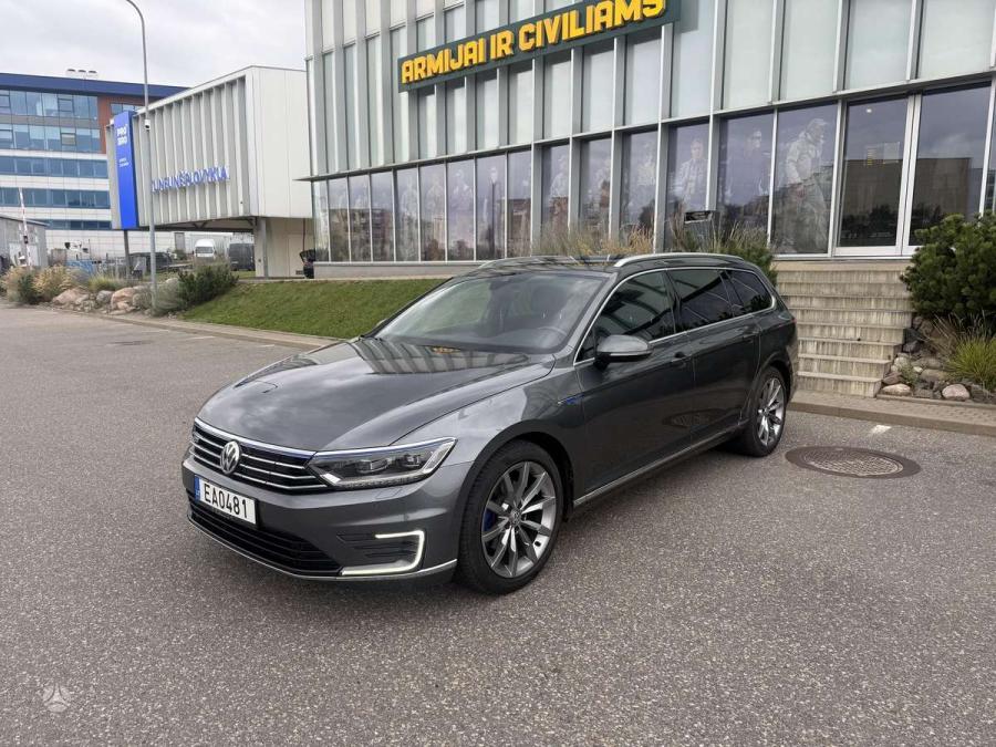 Pelēks Volkswagen Passat 2016 Viļņa, ar dzinēja tilpumu 1.40 L un nobraukumu 242 tūkst. km par 9200 €, foto 1 vietnē AUTOMOTO.COM.LV