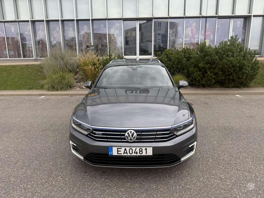 Pelēks Volkswagen Passat 2016 Viļņa, ar dzinēja tilpumu 1.40 L un nobraukumu 242 tūkst. km par 9200 €, foto 3 vietnē AUTOMOTO.COM.LV