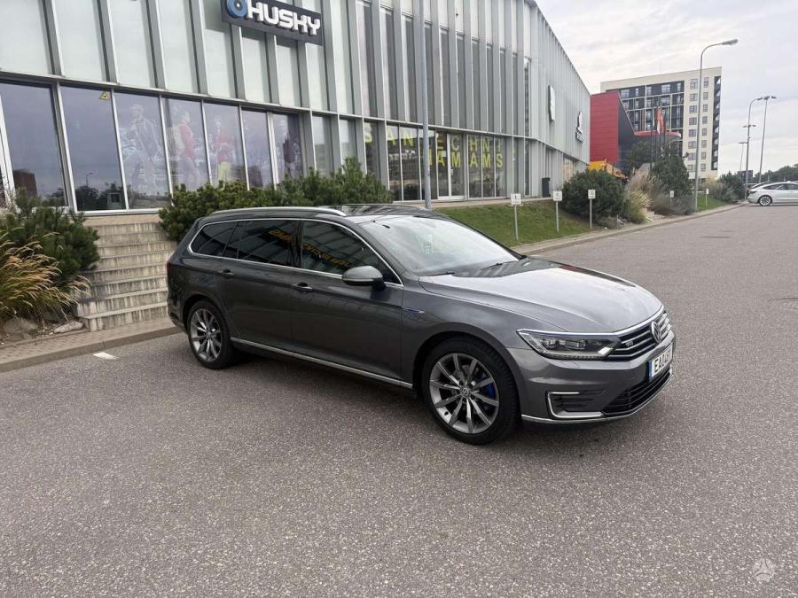 Pelēks Volkswagen Passat 2016 Viļņa, ar dzinēja tilpumu 1.40 L un nobraukumu 242 tūkst. km par 9200 €, foto 4 vietnē AUTOMOTO.COM.LV