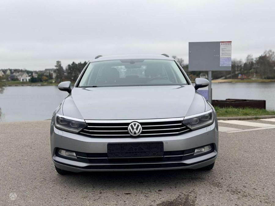 Grey Volkswagen Passat 2017 in Utena, with an engine capacity of 1.60 L and mileage of 307 thousand km for 8550 €, photo 5 on AUTOMOTO.COM.LV