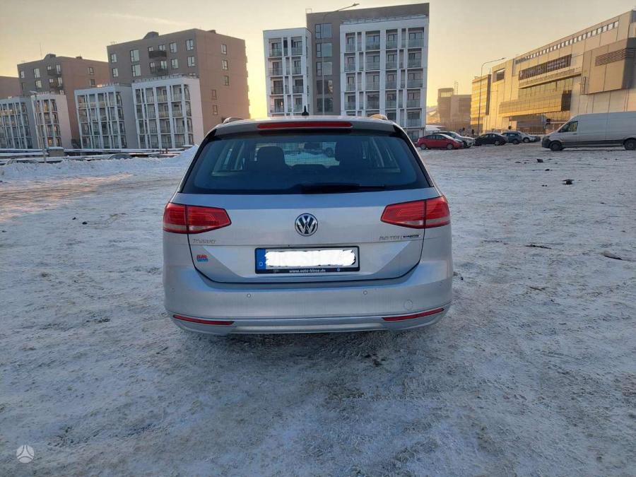 Grey Volkswagen Passat 2017 in Vilnius, with an engine capacity of 2.00 L and mileage of 198 thousand km for 8990 €, photo 8 on AUTOMOTO.COM.LV