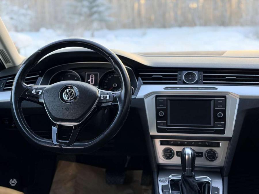 Grey Volkswagen Passat 2017 in Utena, with an engine capacity of 1.60 L and mileage of 307 thousand km for 8750 €, photo 20 on AUTOMOTO.COM.LV
