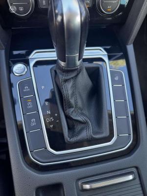 Grey Volkswagen Passat 2017 in Kaunas, with an engine capacity of 2.00 L and mileage of 175 thousand km for 15700 €, photo 12 on AUTOMOTO.COM.LV