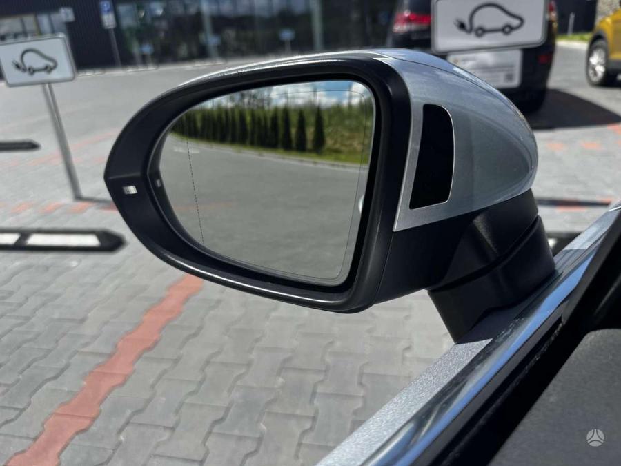 Grey Volkswagen Passat 2017 in Kaunas, with an engine capacity of 2.00 L and mileage of 175 thousand km for 15700 €, photo 15 on AUTOMOTO.COM.LV
