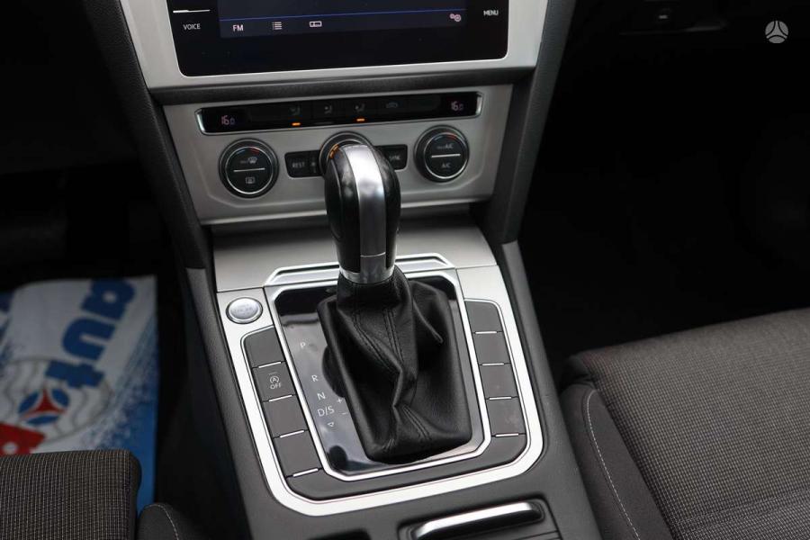 Grey Volkswagen Passat 2017 in Alytus, with an engine capacity of 1.60 L and mileage of 294 thousand km for 7950 €, photo 19 on AUTOMOTO.COM.LV