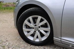 Grey Volkswagen Passat 2017 in Alytus, with an engine capacity of 1.60 L and mileage of 294 thousand km for 7950 €, photo 32 on AUTOMOTO.COM.LV