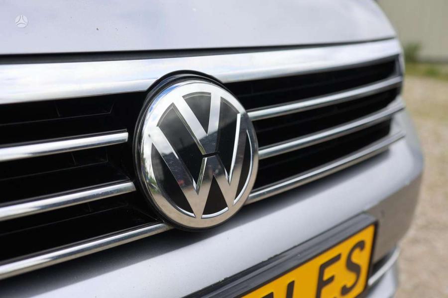 Grey Volkswagen Passat 2017 in Alytus, with an engine capacity of 1.60 L and mileage of 294 thousand km for 7950 €, photo 35 on AUTOMOTO.COM.LV