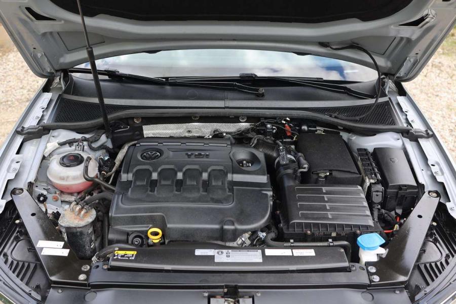 Grey Volkswagen Passat 2017 in Alytus, with an engine capacity of 1.60 L and mileage of 294 thousand km for 7950 €, photo 41 on AUTOMOTO.COM.LV