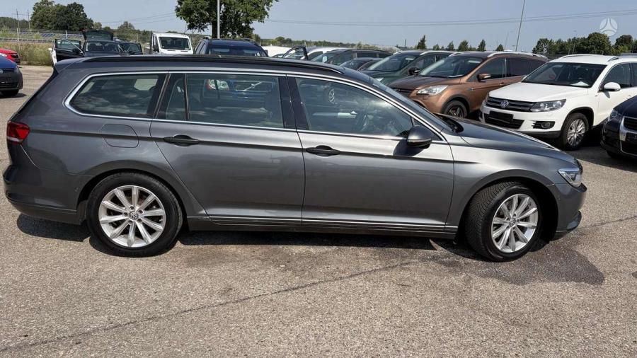 Grey Volkswagen Passat 2017 in Marijampole, with an engine capacity of 2.00 L and mileage of 262 thousand km for 9650 €, photo 4 on AUTOMOTO.COM.LV