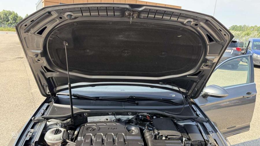Grey Volkswagen Passat 2017 in Marijampole, with an engine capacity of 2.00 L and mileage of 262 thousand km for 9650 €, photo 13 on AUTOMOTO.COM.LV