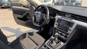 Grey Volkswagen Passat 2017 in Marijampole, with an engine capacity of 2.00 L and mileage of 262 thousand km for 9650 €, photo 17 on AUTOMOTO.COM.LV
