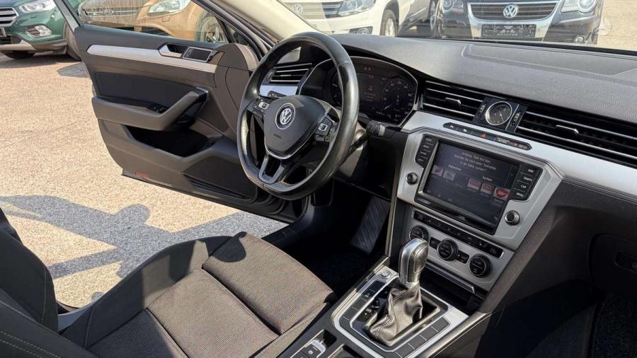 Grey Volkswagen Passat 2017 in Marijampole, with an engine capacity of 2.00 L and mileage of 262 thousand km for 9650 €, photo 17 on AUTOMOTO.COM.LV