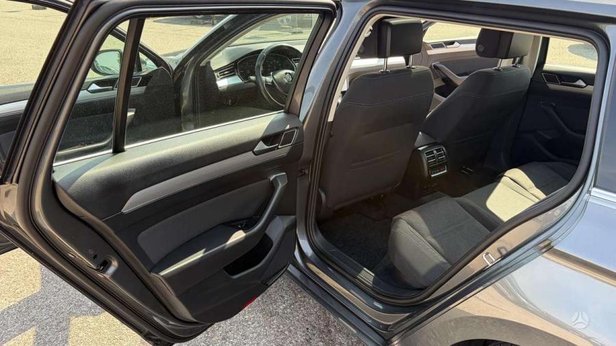 Grey Volkswagen Passat 2017 in Marijampole, with an engine capacity of 2.00 L and mileage of 262 thousand km for 9650 €, photo 25 on AUTOMOTO.COM.LV