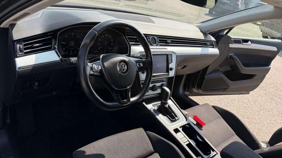 Grey Volkswagen Passat 2017 in Marijampole, with an engine capacity of 2.00 L and mileage of 262 thousand km for 9650 €, photo 27 on AUTOMOTO.COM.LV