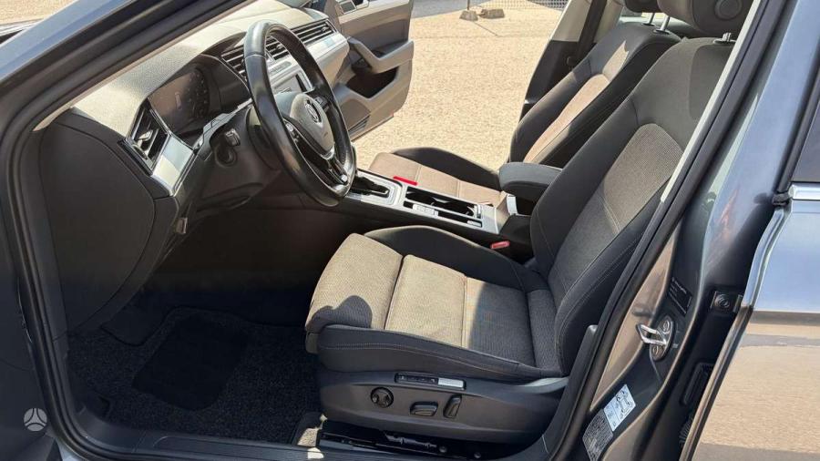 Grey Volkswagen Passat 2017 in Marijampole, with an engine capacity of 2.00 L and mileage of 262 thousand km for 9650 €, photo 28 on AUTOMOTO.COM.LV