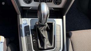 Grey Volkswagen Passat 2017 in Marijampole, with an engine capacity of 2.00 L and mileage of 262 thousand km for 9650 €, photo 35 on AUTOMOTO.COM.LV