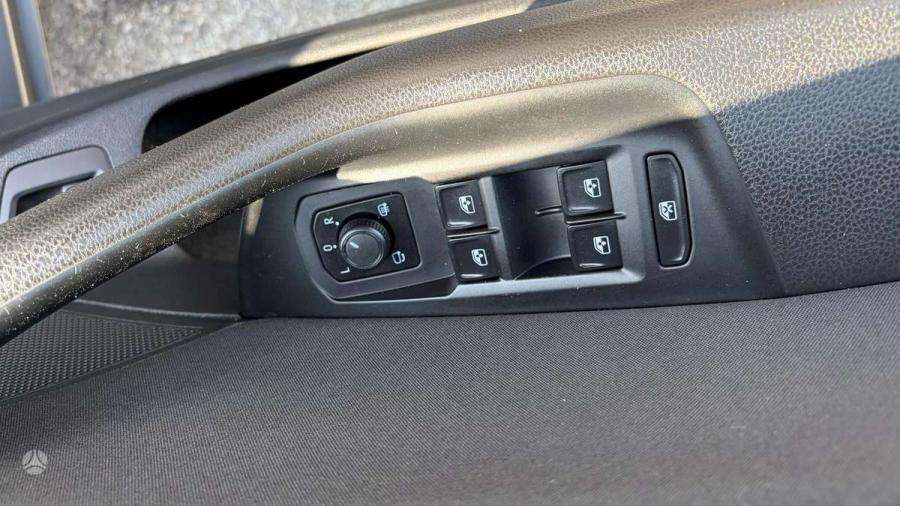 Grey Volkswagen Passat 2017 in Marijampole, with an engine capacity of 2.00 L and mileage of 262 thousand km for 9650 €, photo 38 on AUTOMOTO.COM.LV