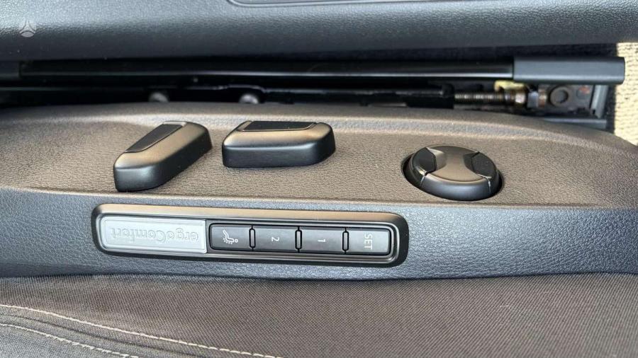 Grey Volkswagen Passat 2017 in Marijampole, with an engine capacity of 2.00 L and mileage of 262 thousand km for 9650 €, photo 39 on AUTOMOTO.COM.LV