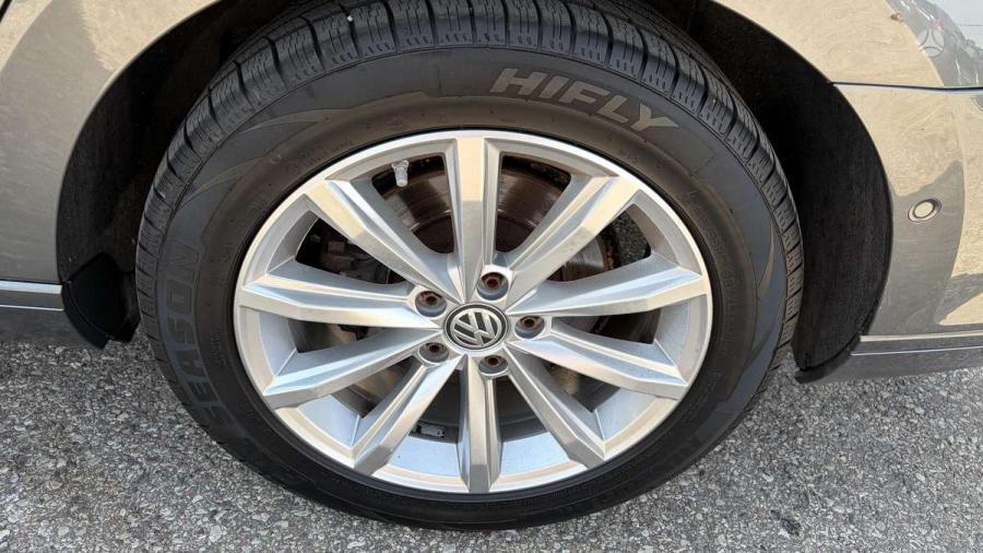 Grey Volkswagen Passat 2017 in Marijampole, with an engine capacity of 2.00 L and mileage of 262 thousand km for 9650 €, photo 40 on AUTOMOTO.COM.LV