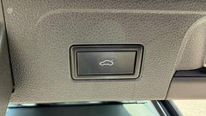 Grey Volkswagen Passat 2017 in Marijampole, with an engine capacity of 2.00 L and mileage of 262 thousand km for 9650 €, photo 43 on AUTOMOTO.COM.LV