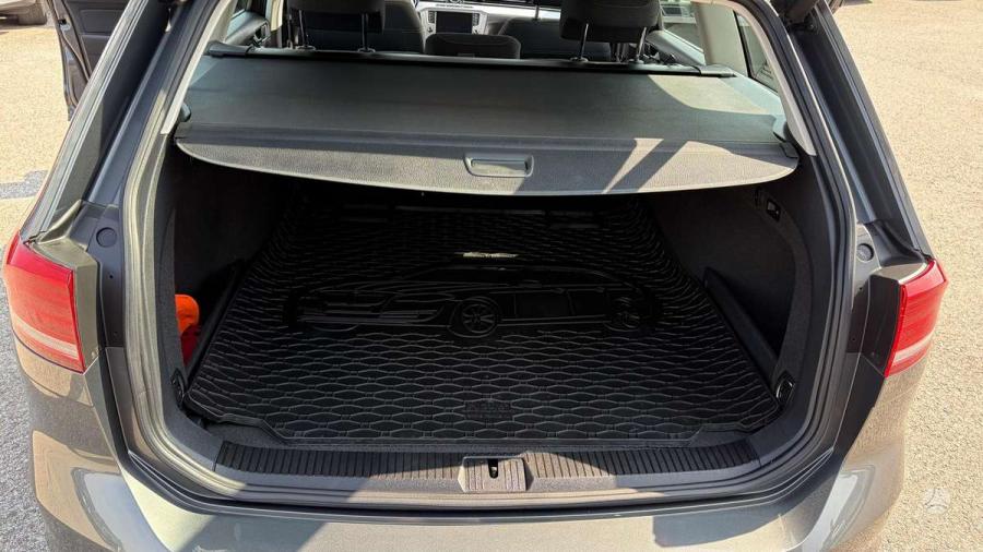 Grey Volkswagen Passat 2017 in Marijampole, with an engine capacity of 2.00 L and mileage of 262 thousand km for 9650 €, photo 44 on AUTOMOTO.COM.LV