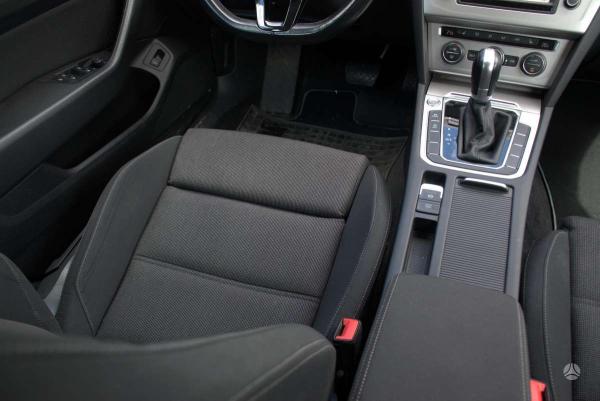 Grey Volkswagen Passat 2017 in Klaipeda, with an engine capacity of 1.40 L and mileage of 137 thousand km for 12500 €, photo 7 on AUTOMOTO.COM.LV