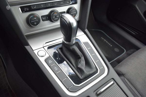 Grey Volkswagen Passat 2017 in Klaipeda, with an engine capacity of 1.40 L and mileage of 137 thousand km for 12500 €, photo 9 on AUTOMOTO.COM.LV