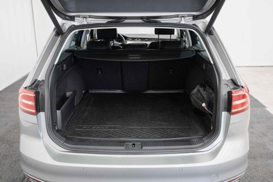 Pelēks Volkswagen Passat 2017 Tallina, ar dzinēja tilpumu 2.00 L un nobraukumu 188 tūkst. km par 14900 €, foto 16 vietnē AUTOMOTO.COM.LV