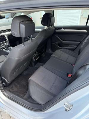 Grey Volkswagen Passat 2017 in Vilnius, with an engine capacity of 1.97 L and mileage of 320 thousand km for 8550 €, photo 8 on AUTOMOTO.COM.LV