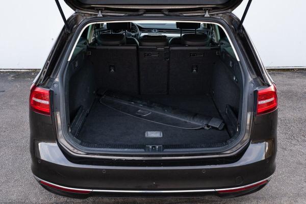 Pelēks Volkswagen Passat 2017 Rīga, ar dzinēja tilpumu 2.00 L un nobraukumu 174 tūkst. km par 10950 €, foto 9 vietnē AUTOMOTO.COM.LV