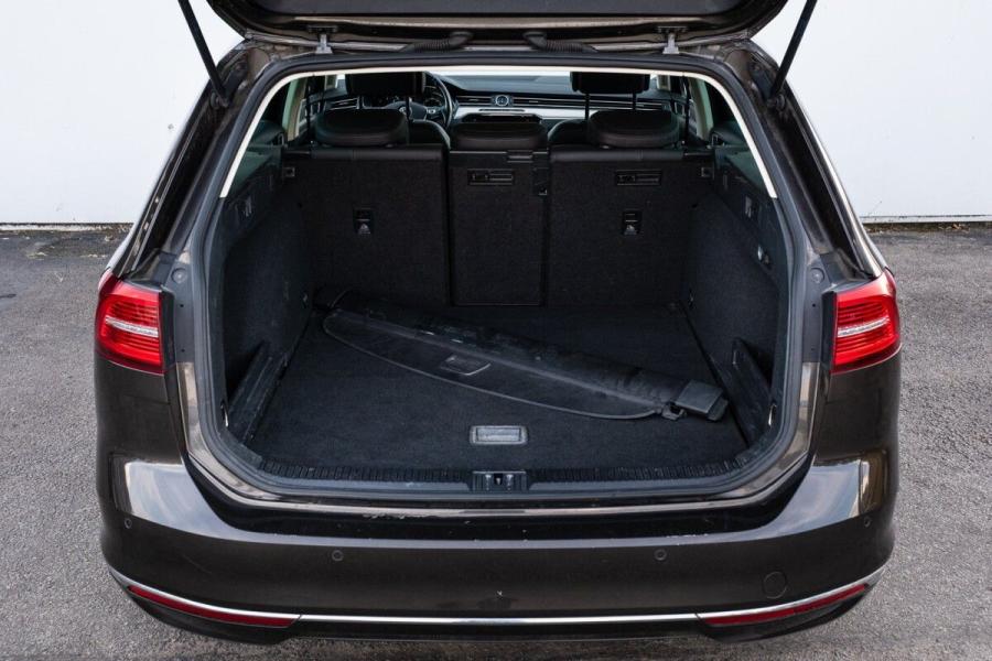 Pelēks Volkswagen Passat 2017 Rīga, ar dzinēja tilpumu 2.00 L un nobraukumu 174 tūkst. km par 10950 €, foto 9 vietnē AUTOMOTO.COM.LV