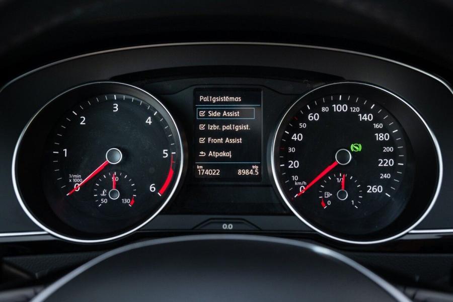 Pelēks Volkswagen Passat 2017 Rīga, ar dzinēja tilpumu 2.00 L un nobraukumu 174 tūkst. km par 10950 €, foto 18 vietnē AUTOMOTO.COM.LV